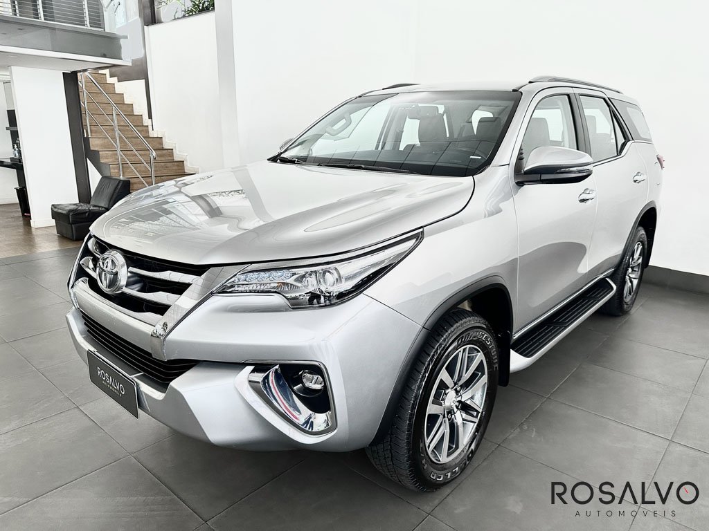Toyota - Hilux SW4 SRX 4x4 7 Lugares